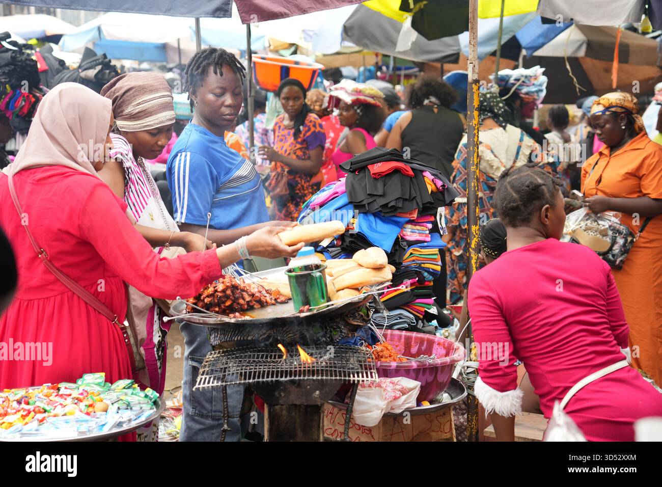 (251113) -- CONAKRY, Nov. 13, 2025 (Xinhua) -- People buy bread and ...