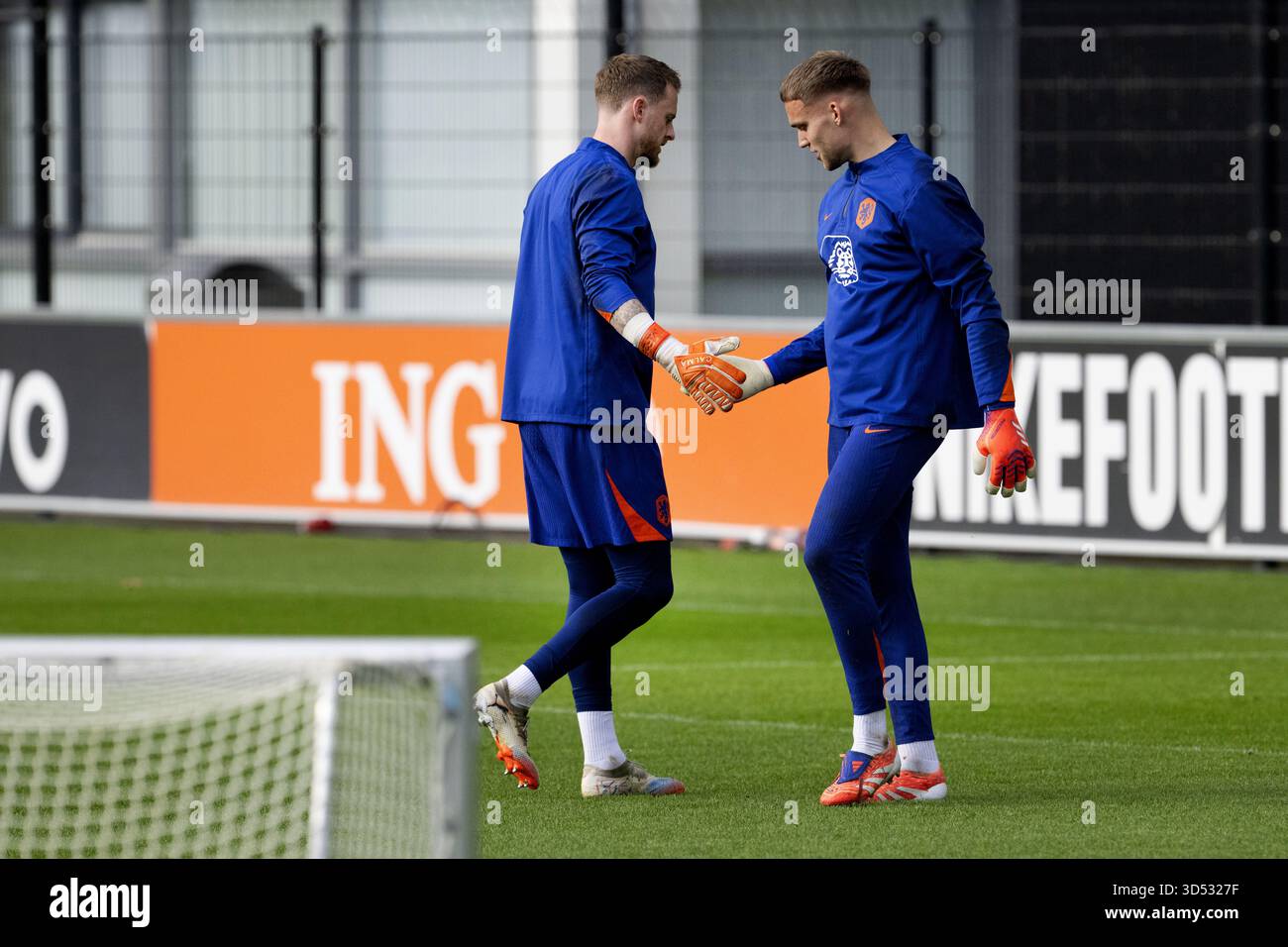 ZEIST - Goalkeepers Mark Flekken and Bart Verbruggen during the Dutch ...