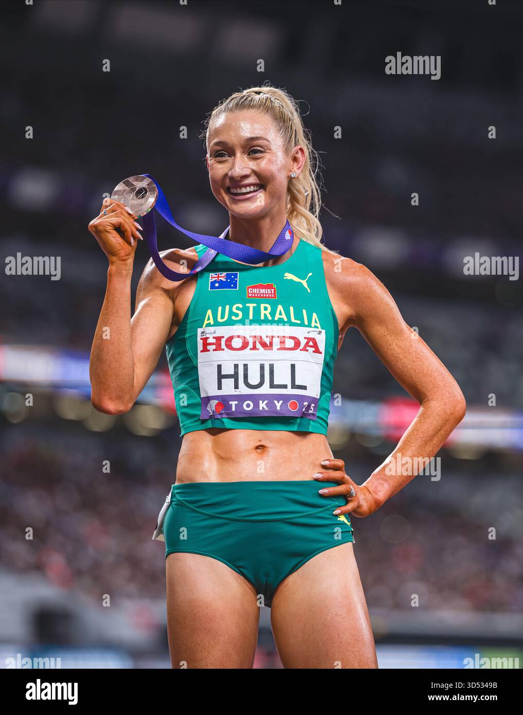 Jessica Hull celebrating her medal with her country's flag at the 2025 ...