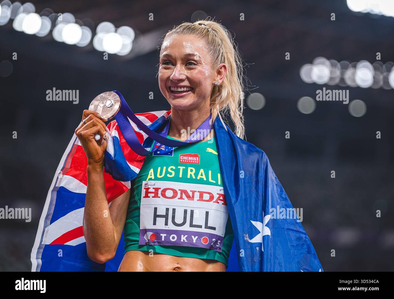 Jessica Hull celebrating her medal with her country's flag at the 2025 ...
