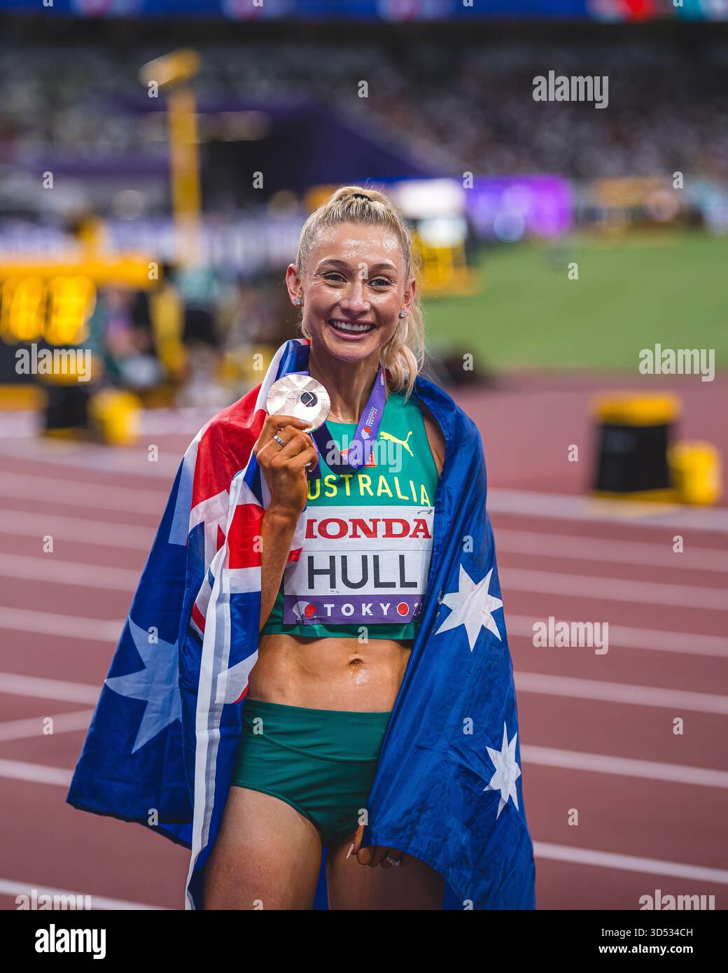Jessica Hull celebrating her medal with her country's flag at the 2025 ...