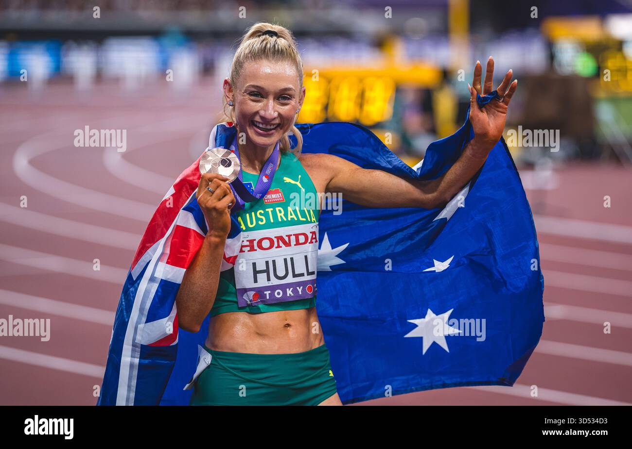 Jessica Hull celebrating her medal with her country's flag at the 2025 ...