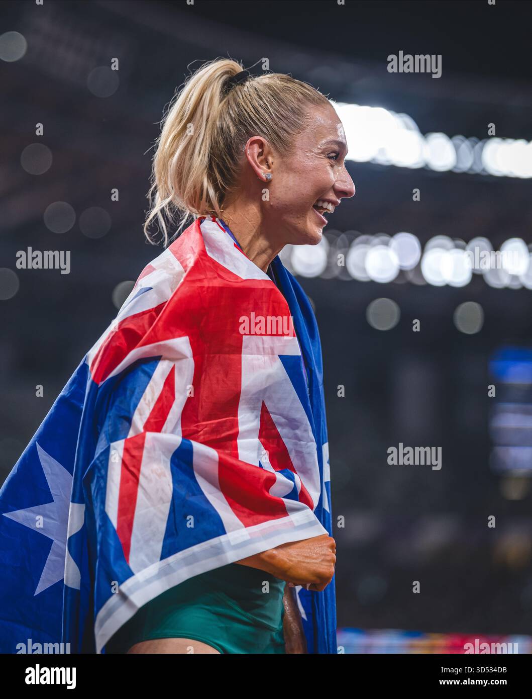 Jessica Hull celebrating her medal with her country's flag at the 2025 ...