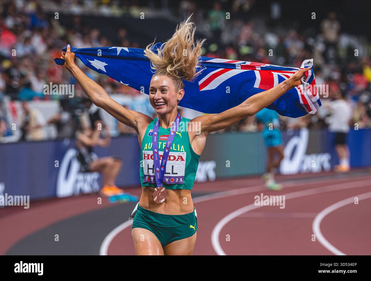 Jessica Hull celebrating her medal with her country's flag at the 2025 ...