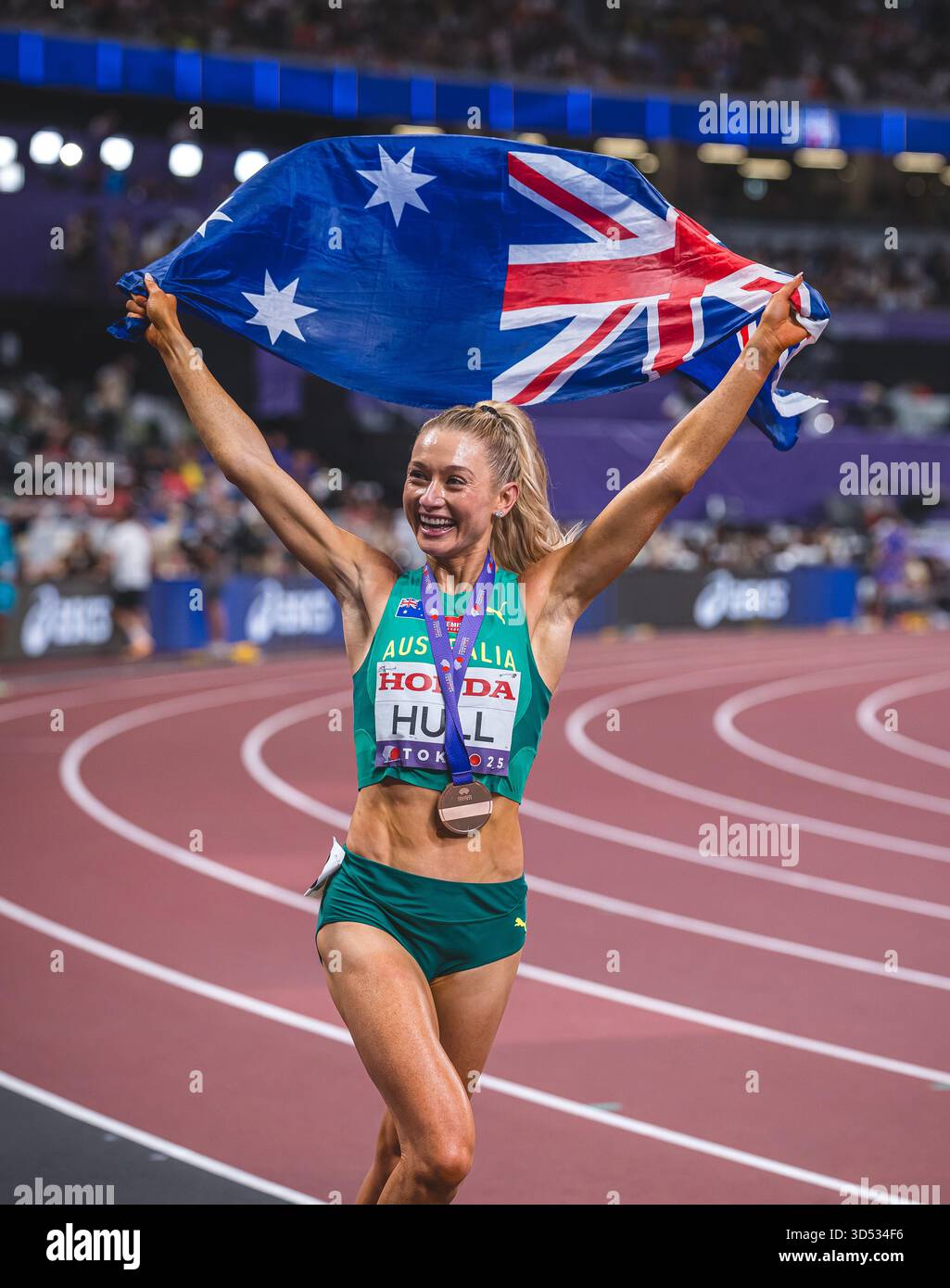 Jessica Hull celebrating her medal with her country's flag at the 2025 ...