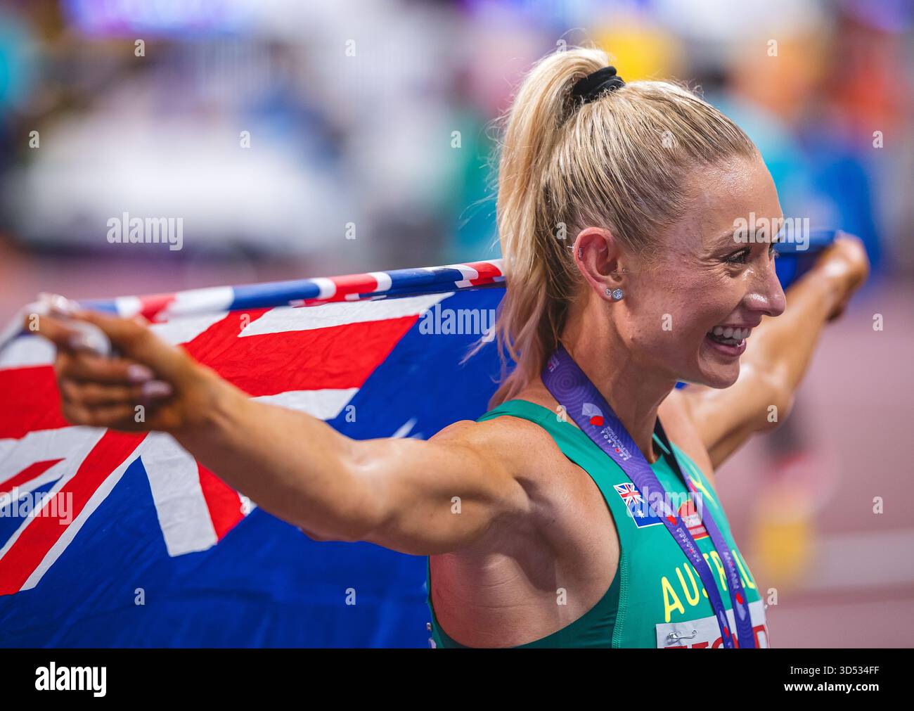 Jessica Hull celebrating her medal with her country's flag at the 2025 ...