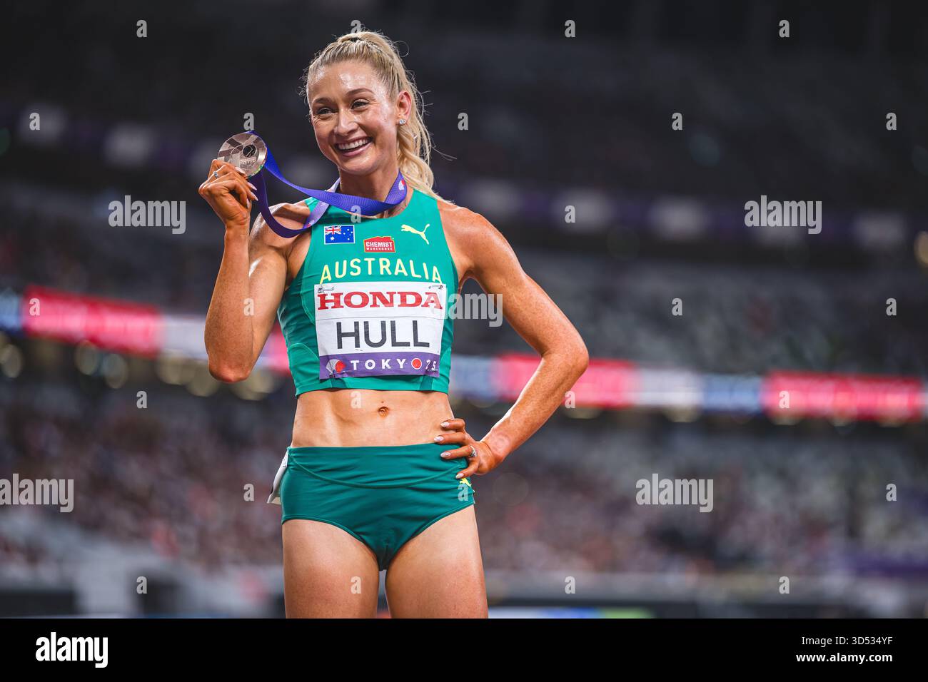 Jessica Hull celebrating her medal with her country's flag at the 2025 ...