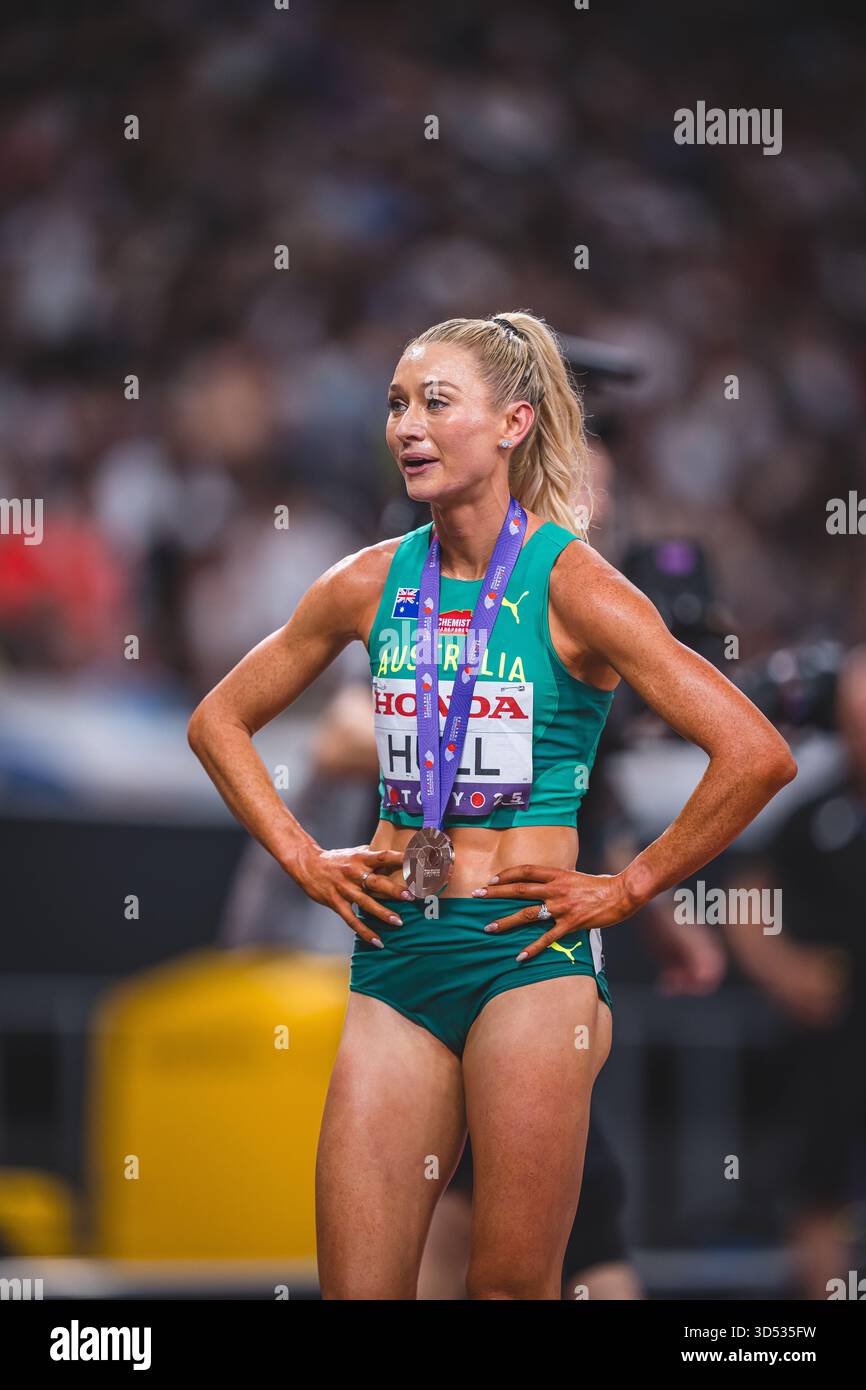 Jessica Hull celebrating her medal with her country's flag at the 2025 ...