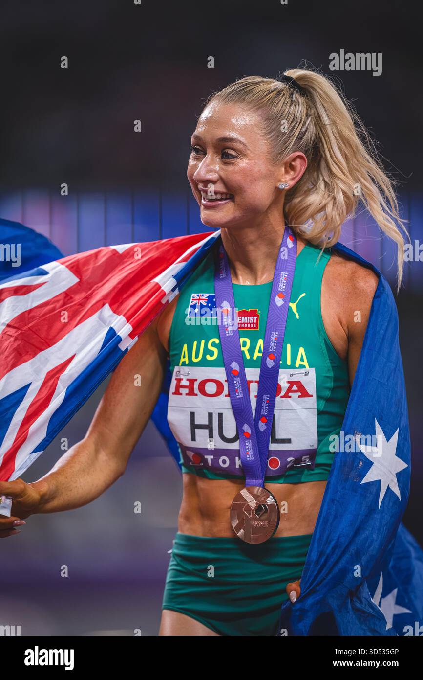 Jessica Hull celebrating her medal with her country's flag at the 2025 ...