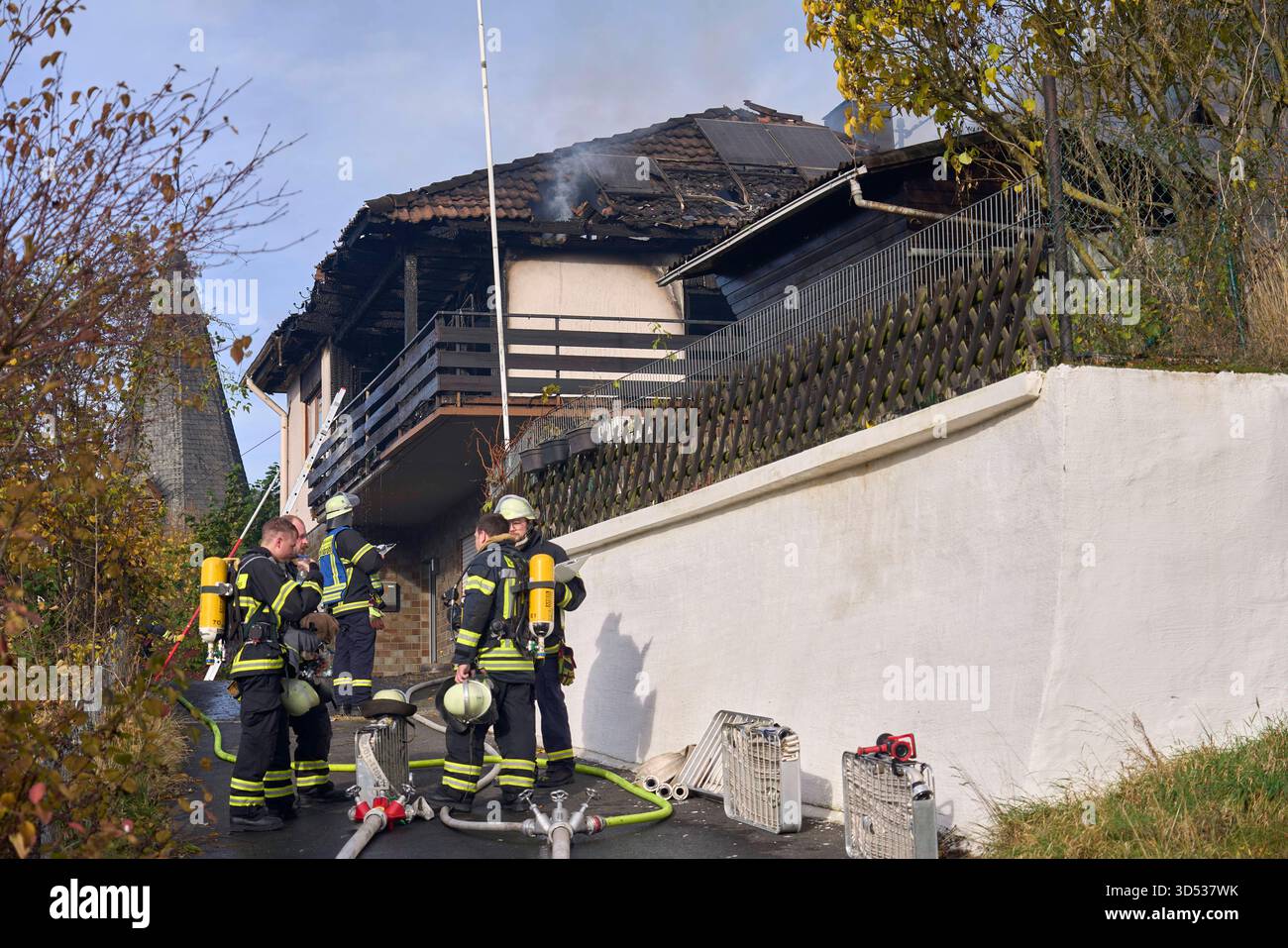 Wohnhausbrand in Hammerstein 13.11.2025, Rheinland-Pfalz, Hammerstein ...