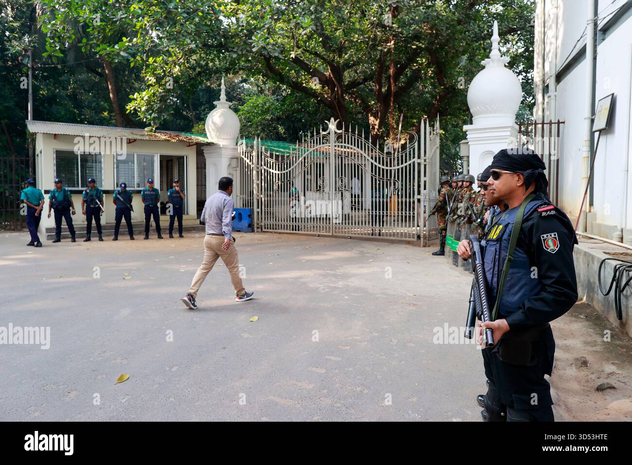 Dhaka, Bangladesh. 13th Nov, 2025. Bangladeshi security personnel stand ...