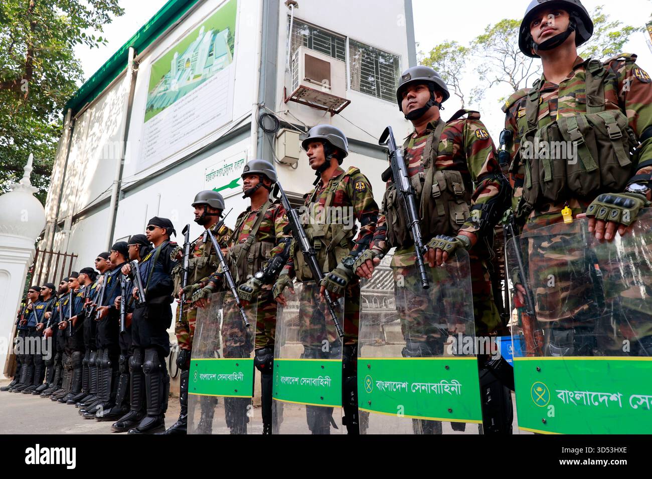Dhaka, Bangladesh. 13th Nov, 2025. Bangladeshi security personnel stand ...