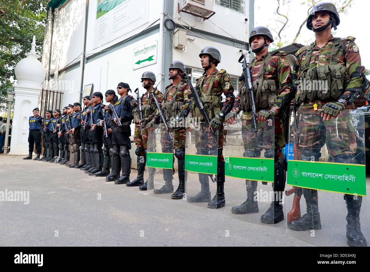 Dhaka, Bangladesh. 13th Nov, 2025. Bangladeshi security personnel stand ...