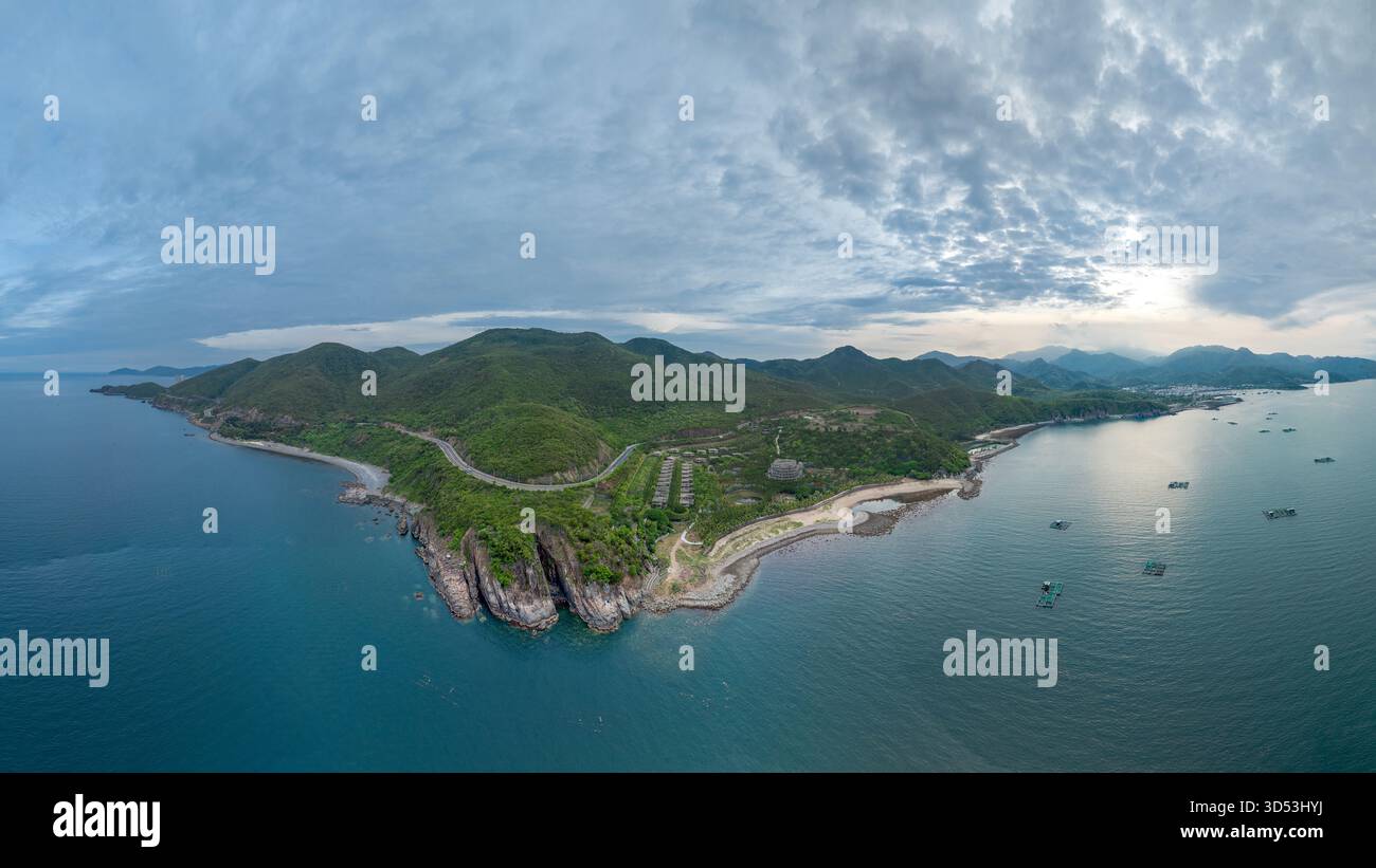 Beautiful natural scenery on the pass separating Phu Yen and Khanh Hoa ...