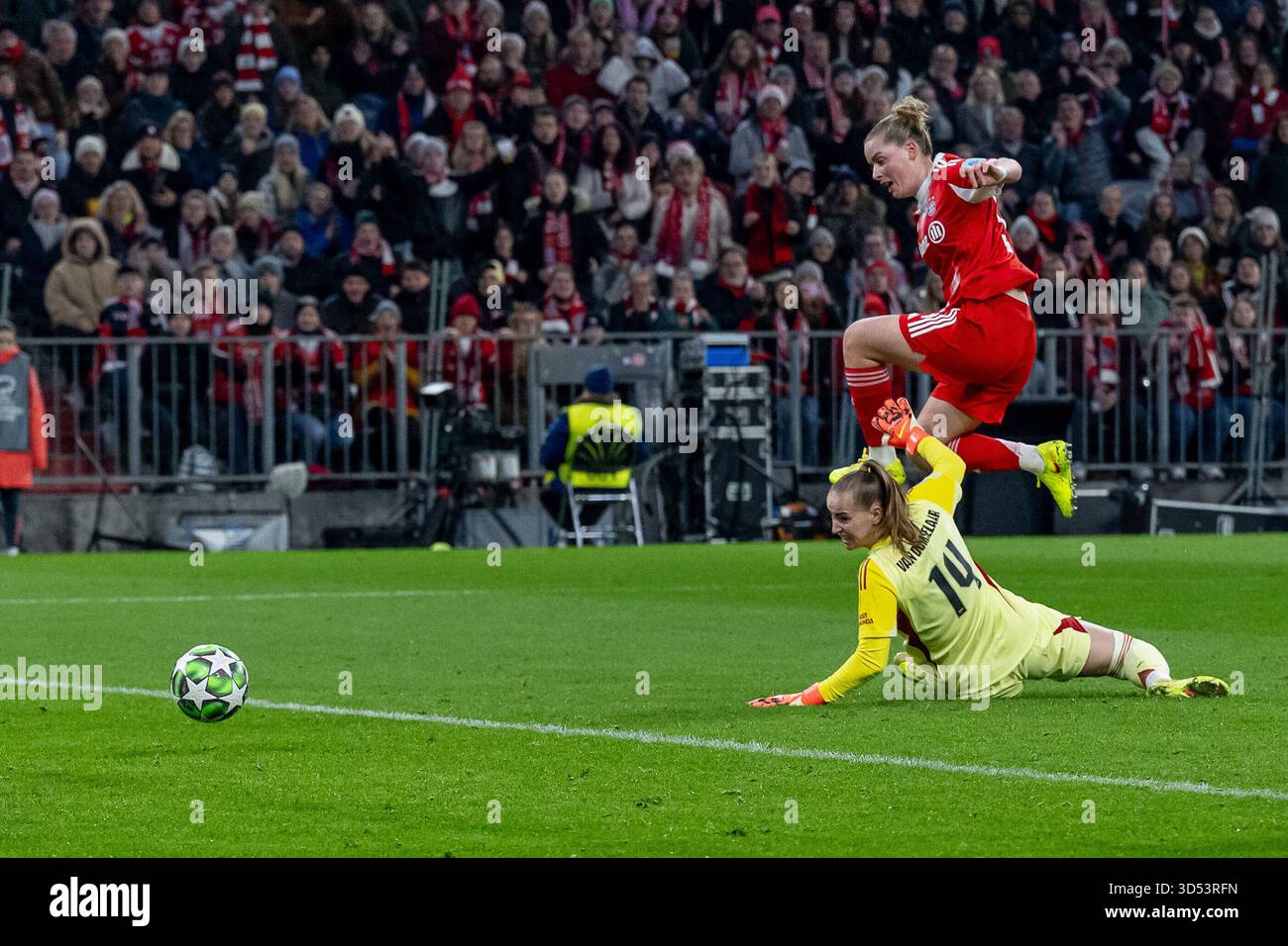 Alara Sehitler (FC FC Bayern Munich Women, #14) during her goal [goal ...