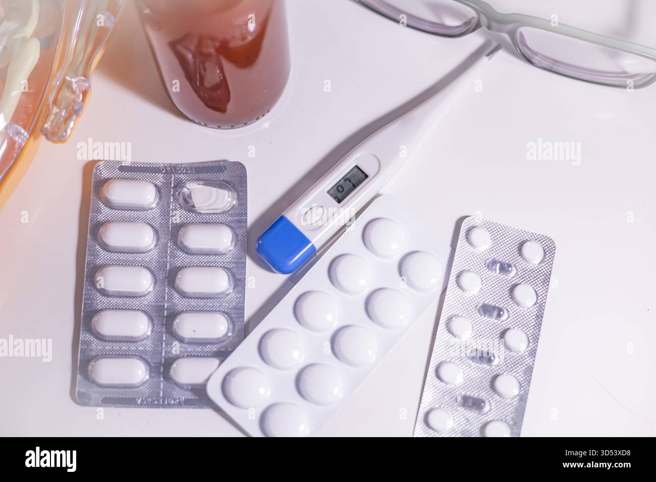 Drugs thermometer fever control hi-res stock photography and images - Alamy