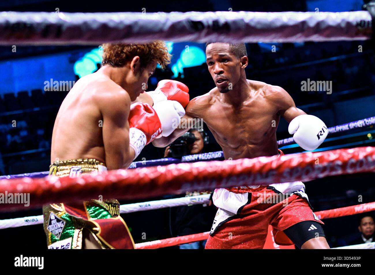 Melvin Jerusalem (L) and Siyakholwa Kuse (R) exchange punches during ...