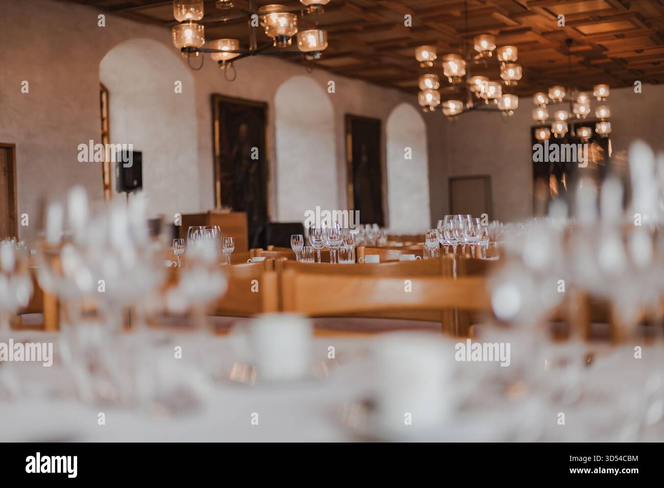 Majestic medieval castle banquet hall with long wooden tables ...