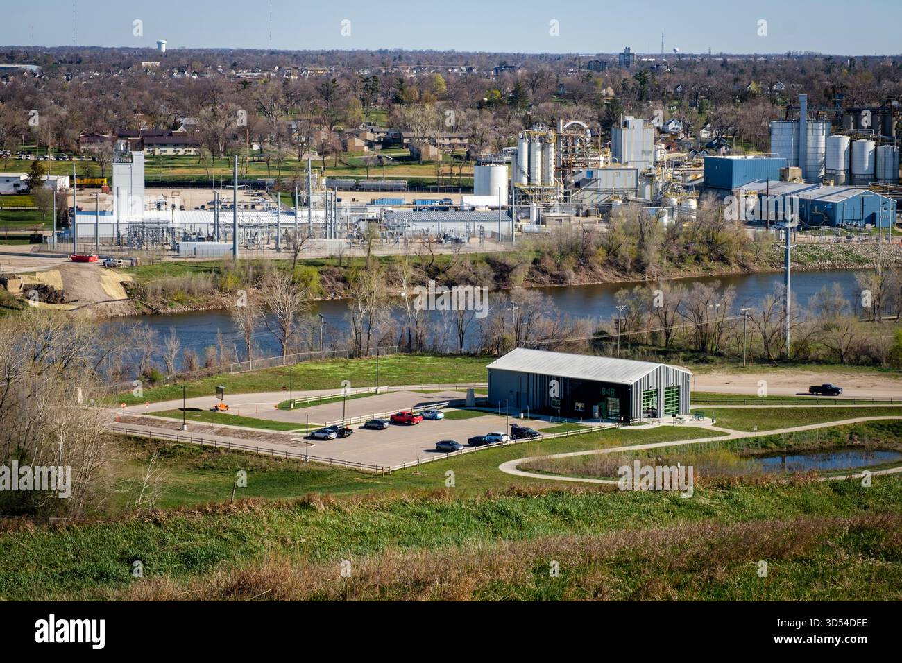 Cedar Rapids, Iowa, USA buldings viewed from Mount Trashmore overlook ...