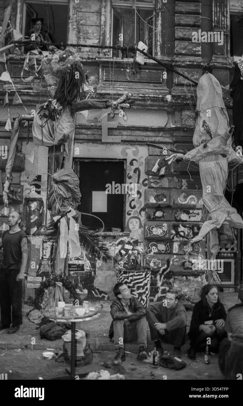 Berlin wall art on Black and White Stock Photos & Images - Alamy