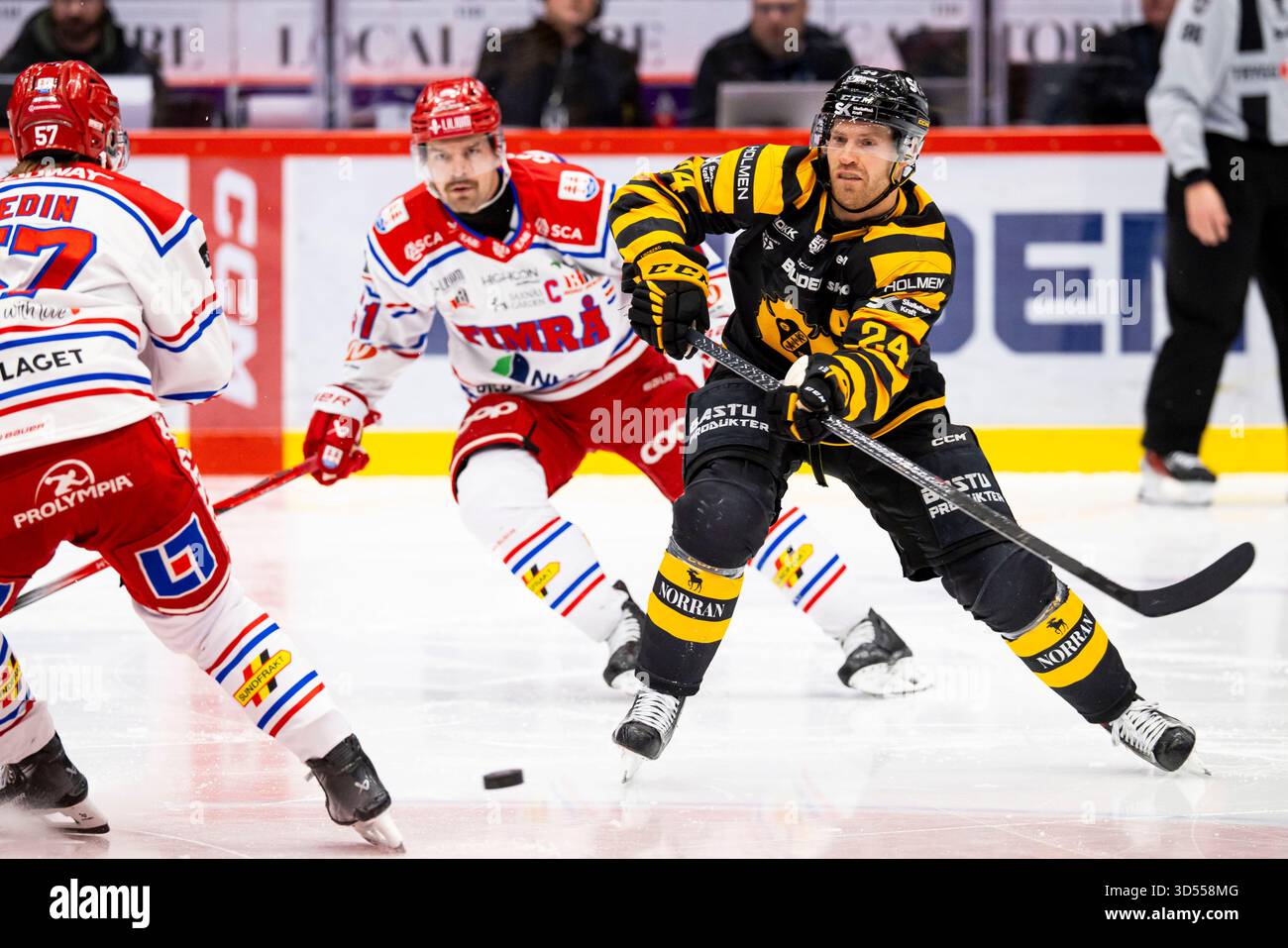 251113 Skellefteås Oscar Lindberg under ishockeymatchen i SHL mellan ...