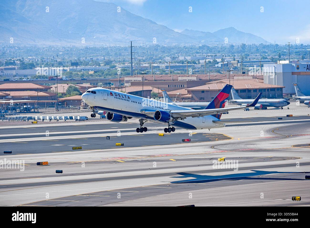 Delta Airlines Boeing 767-332(ER) departs Phoenix Skyharbor ...