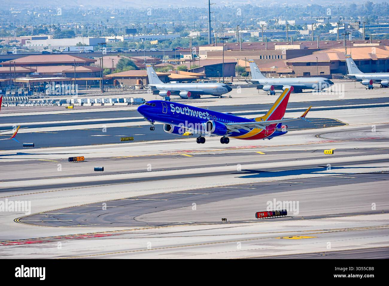 Southwest Airlines Boeing 737 departs from Phoenix Skyharbor ...
