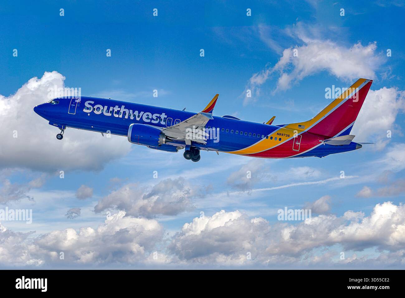 Southwest Airlines Boeing 737 departs from Phoenix Skyharbor ...