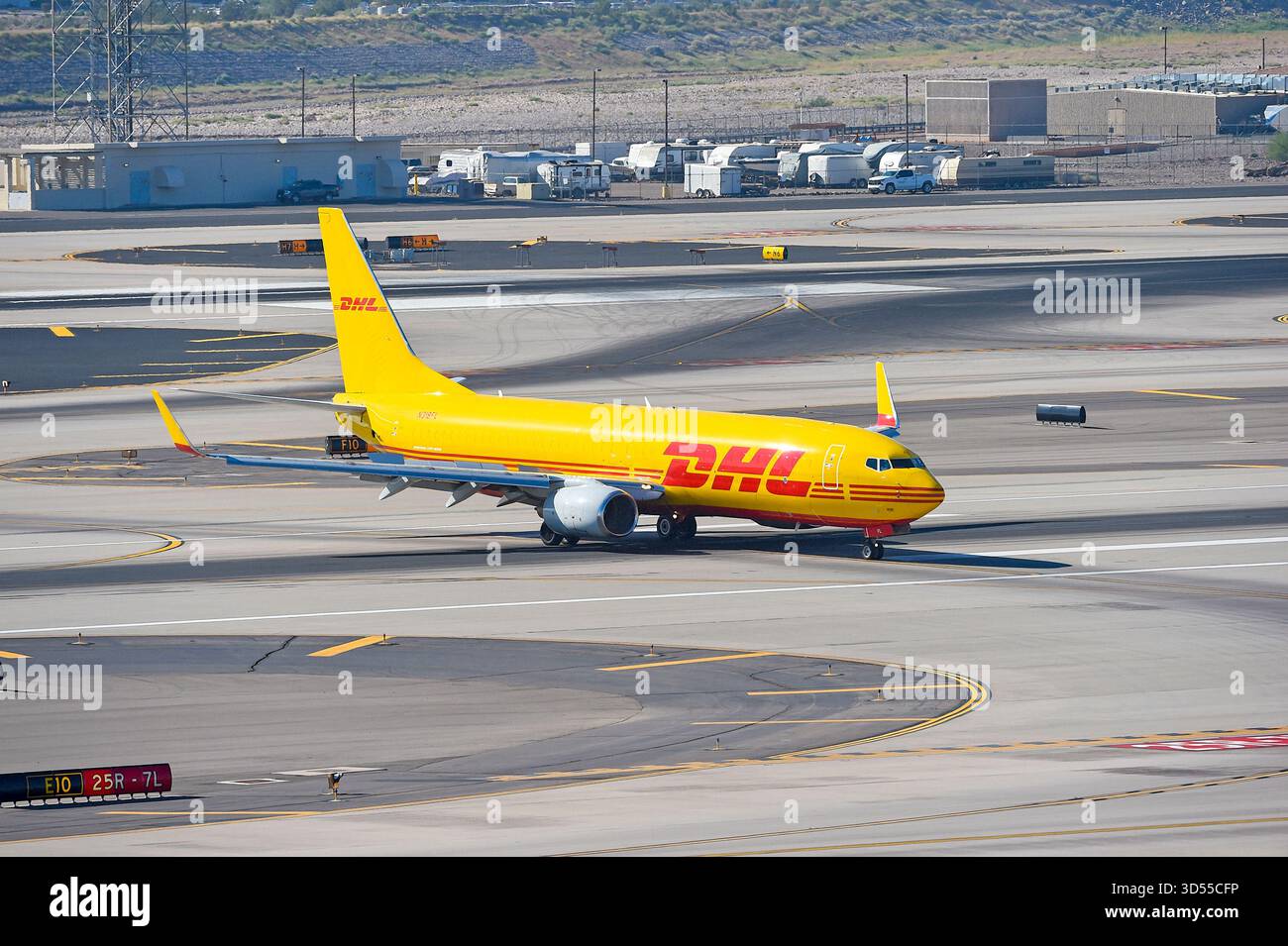 DHL Boeing 737 crosses the active runway at Phoenix Skyharbor ...