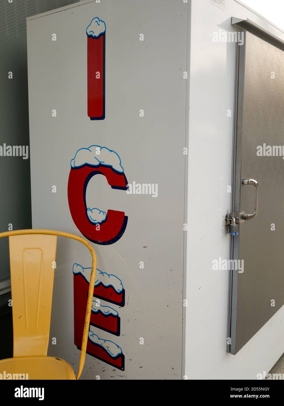 Padlocked storefront hi-res stock photography and images - Alamy