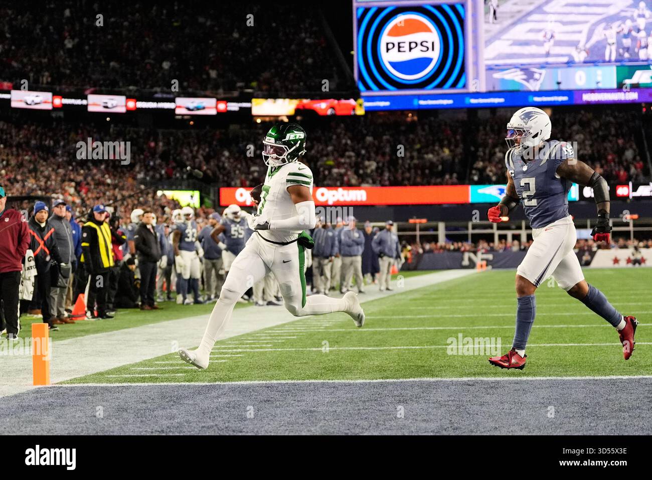 New York Jets quarterback Justin Fields scores a touchdown past New ...