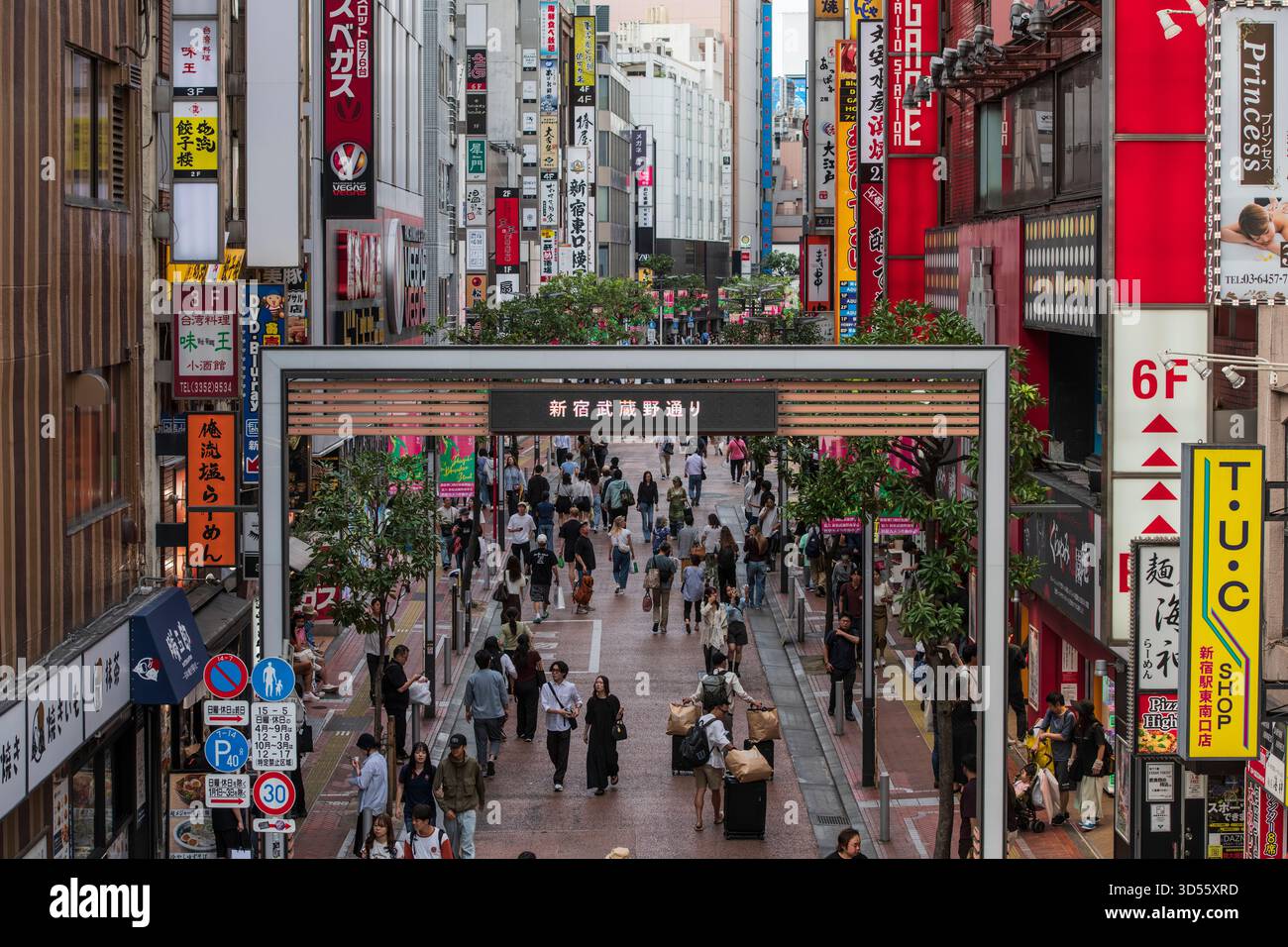 Billboards shinjuku tokyo japan hi-res stock photography and images - Alamy