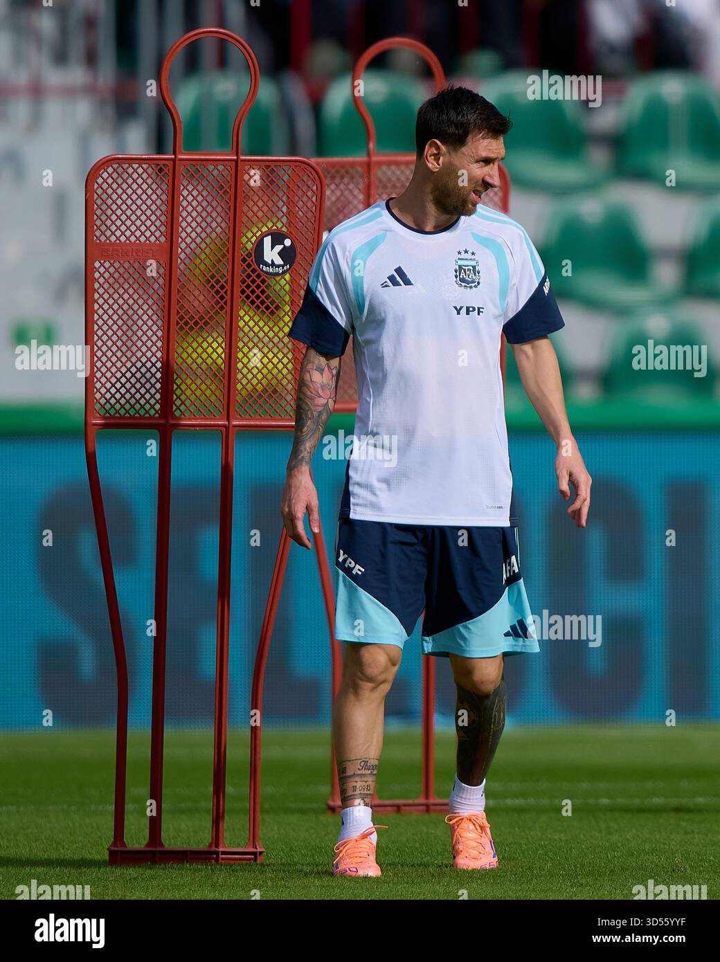 (251114) -- ELCHE, Nov. 14, 2025 (Xinhua) -- Lionel Messi of the ...