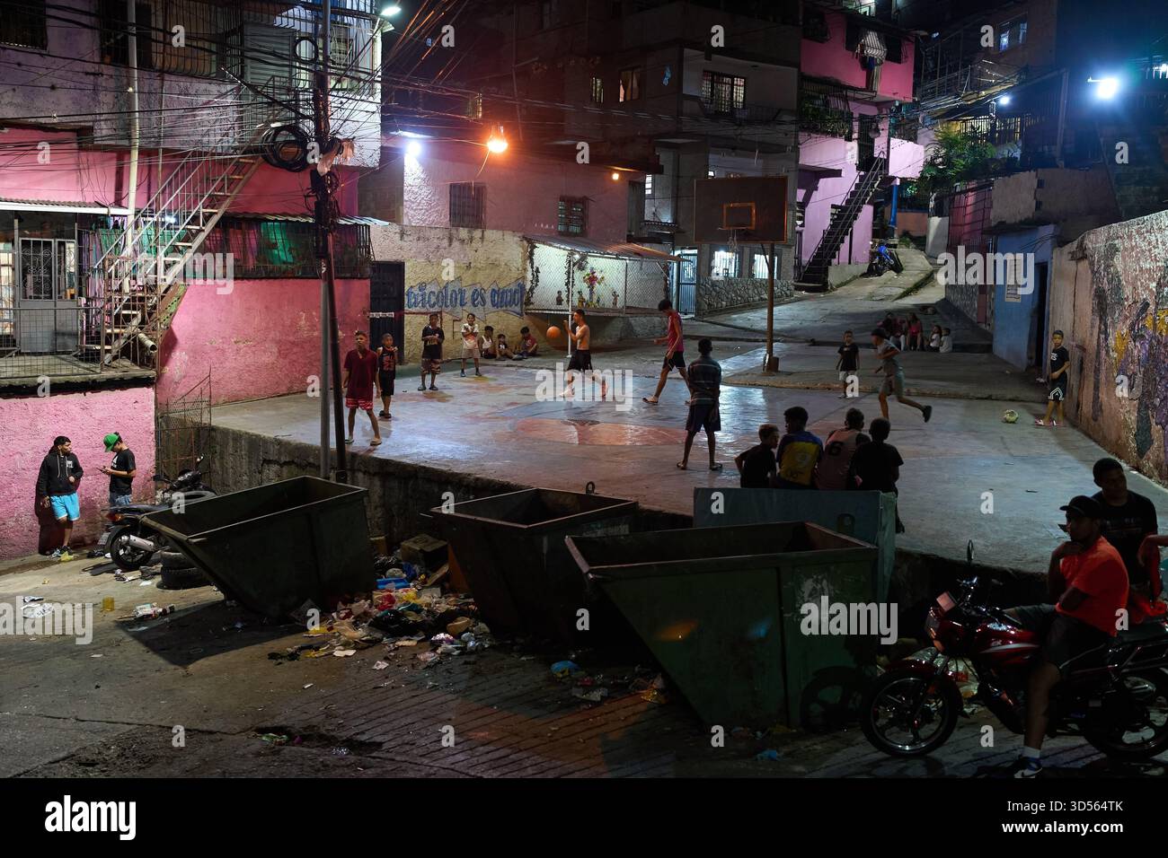 People play basketball in the neighborhood of Catia in Caracas ...