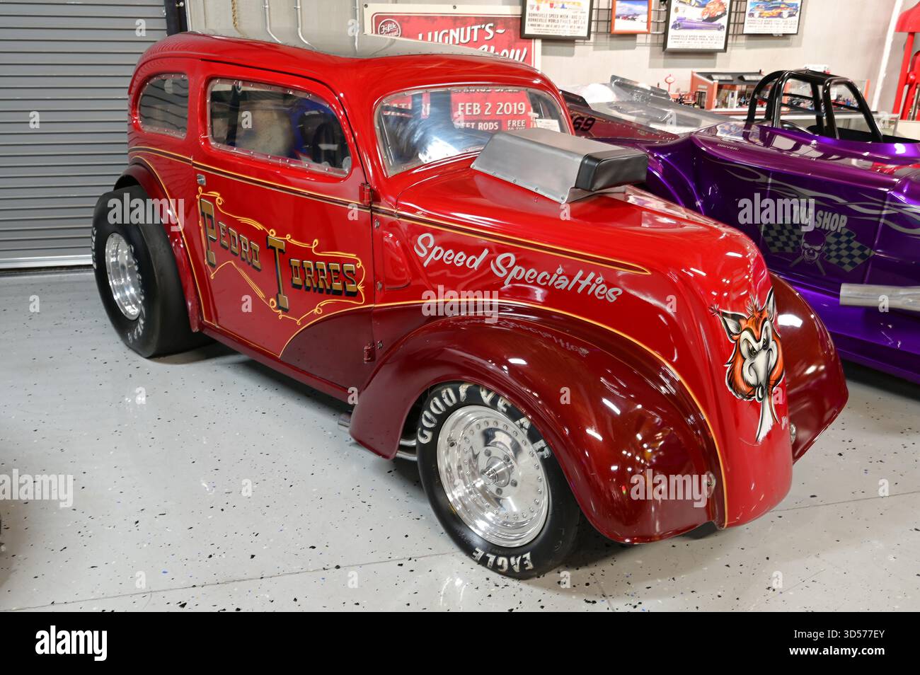 Maroon ford popular hi-res stock photography and images - Alamy