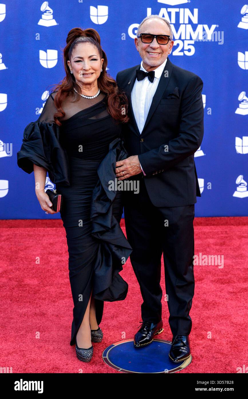 Gloria Estefan (L) and Emilo Estefan attend the Latin Grammy Awards at ...