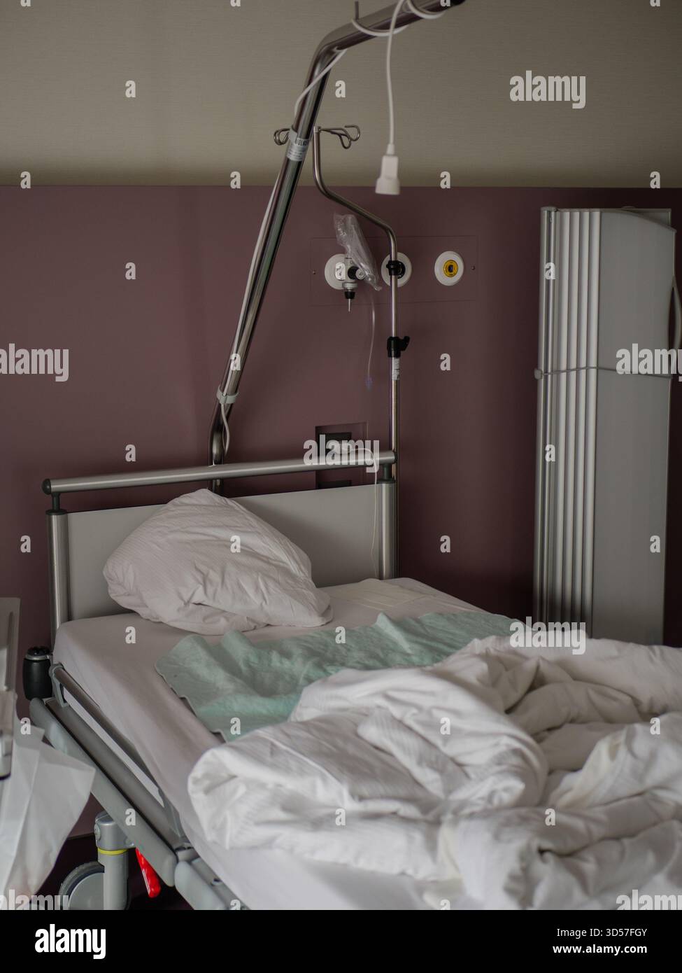 Modern hospital recovery patient bed Stock Photo - Alamy