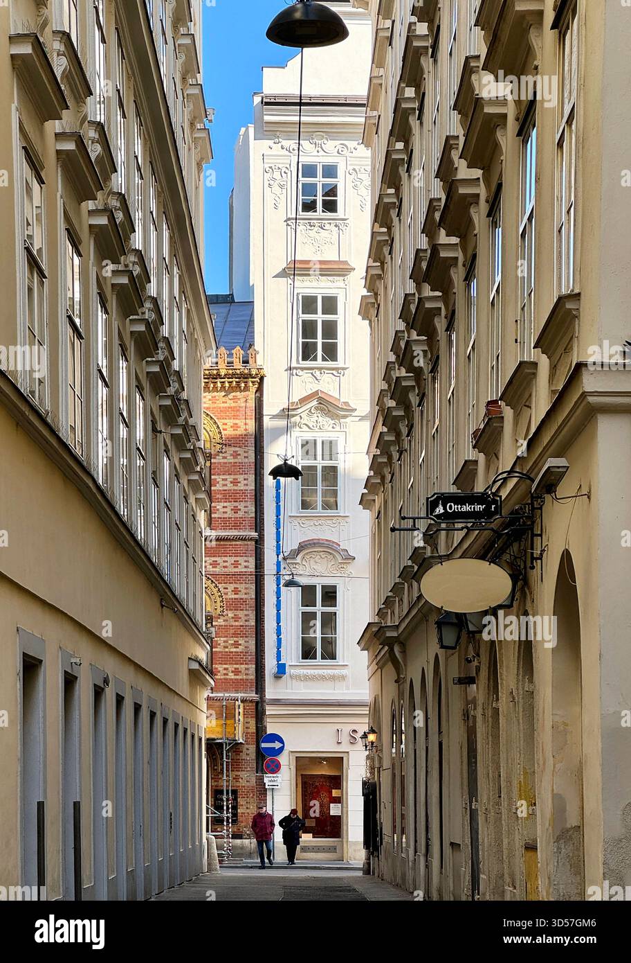 Gasse im Griechenviertel, Wien, Österreich *** Alley in the Greek ...