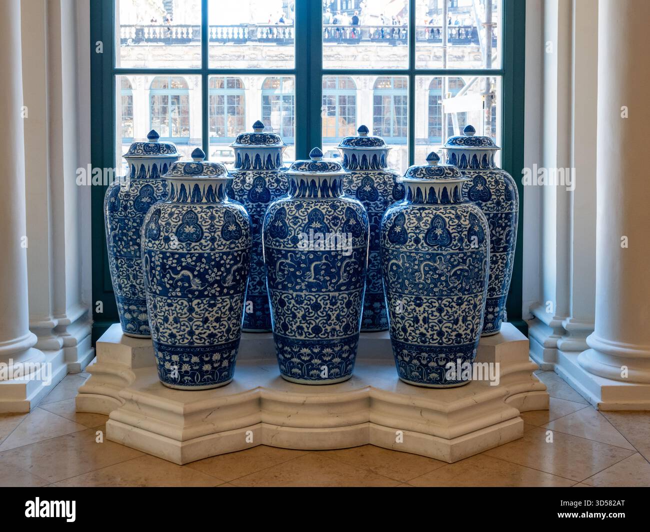 Collection of blue vases hi-res stock photography and images - Alamy