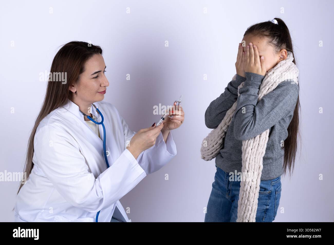Doctor prepares injection child hi-res stock photography and images - Alamy