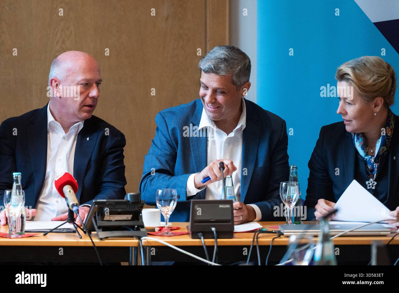 14 November 2025, Berlin: Kai Wegner (CDU, l-r), Governing Mayor of ...