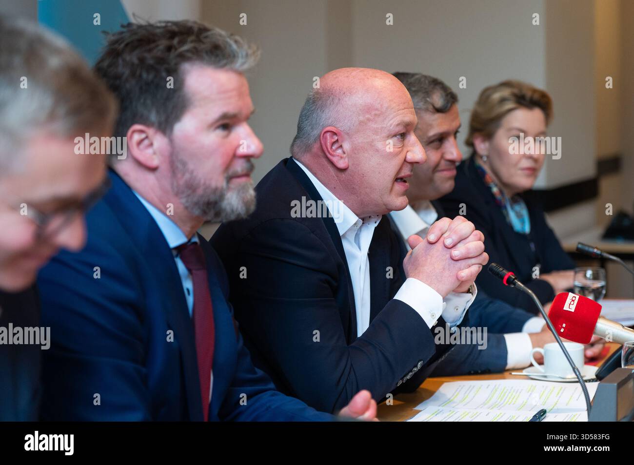 14 November 2025, Berlin: Stefan Evers (CDU, l-r), Senator for Finance ...