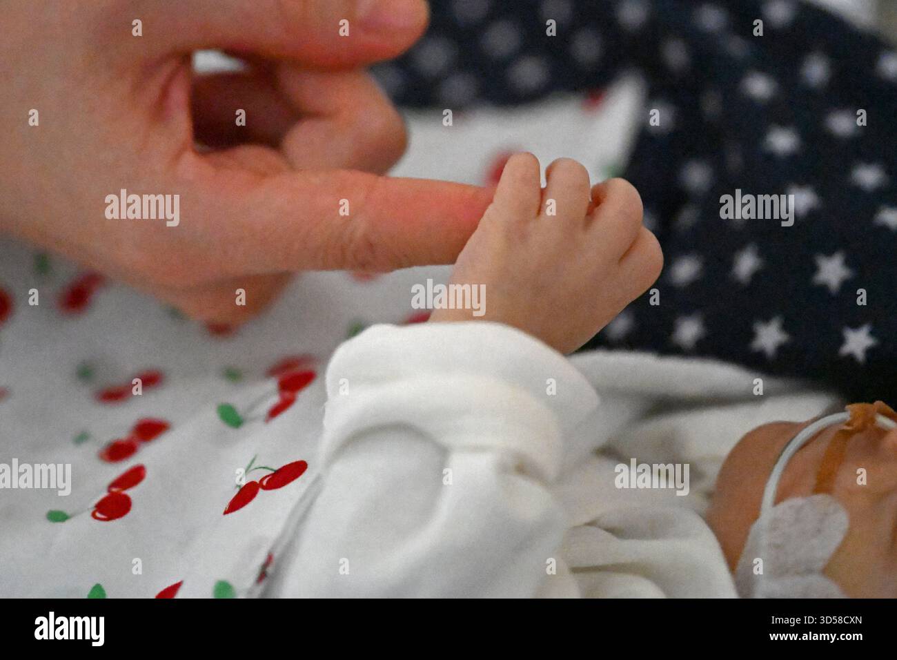 PRODUCTION - 14 November 2025, Saxony, Leipzig: A premature baby lies ...