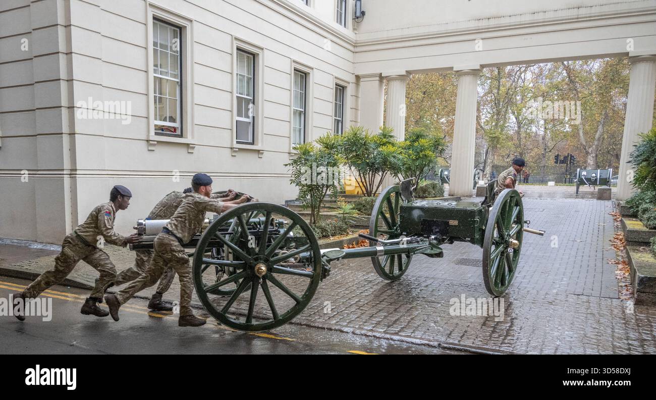 His majestys mounted ceremonial battery hi-res stock photography and ...