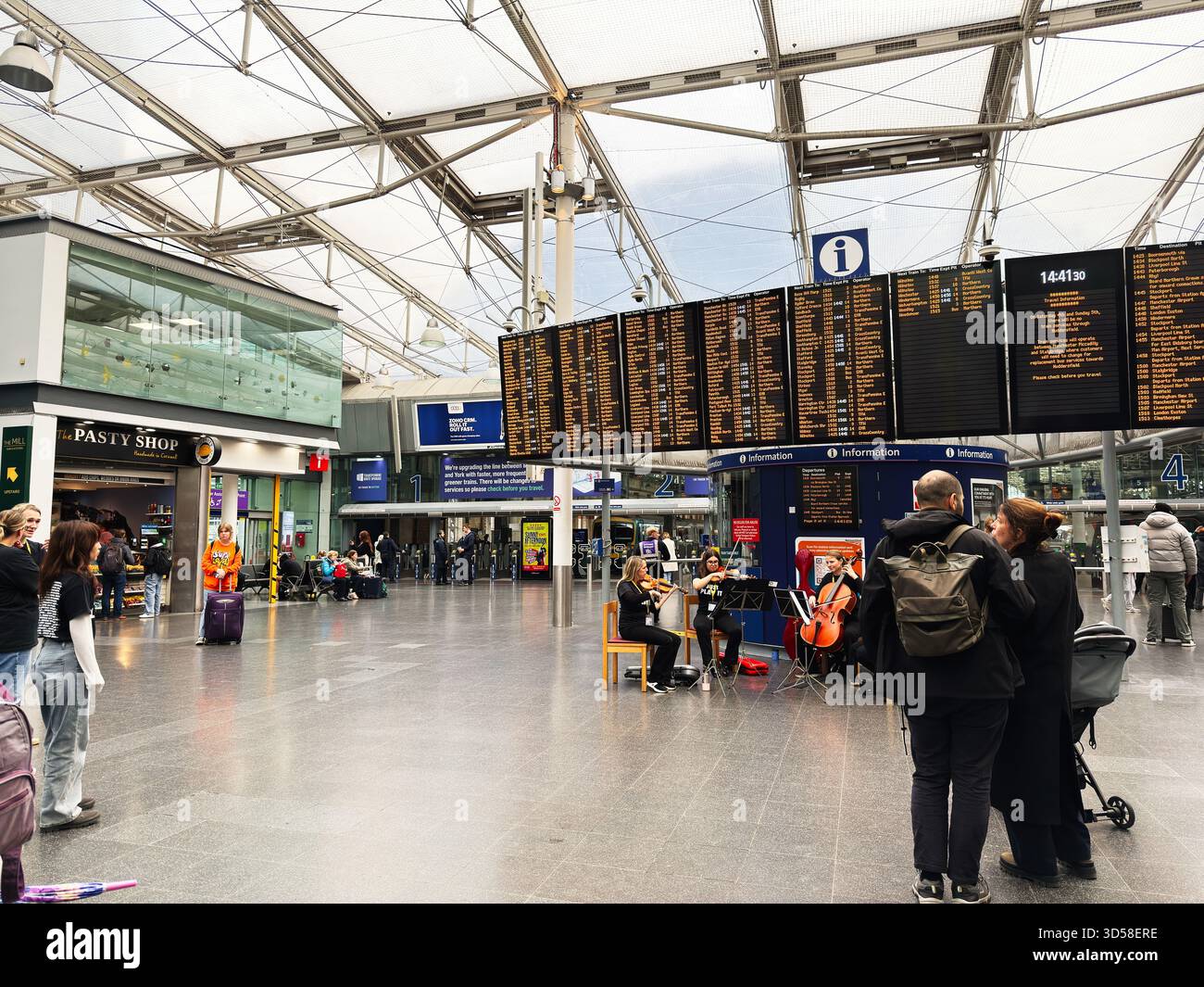 Manchester, UK - October 04, 2025: Busy Manchester Piccadilly station ...