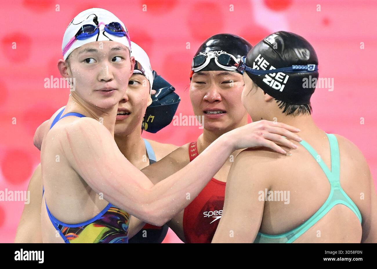 (251114) -- SHENZHEN, Nov. 14, 2025 (Xinhua) -- Team Hebei celebrate ...