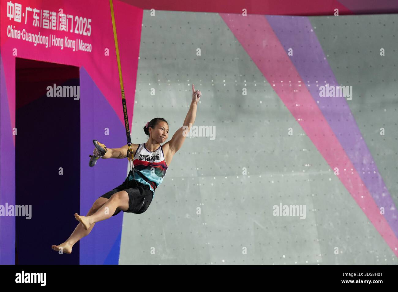 (251114) -- GUANGZHOU, Nov. 14, 2025 (Xinhua) -- Deng Lijuan of Hunan ...
