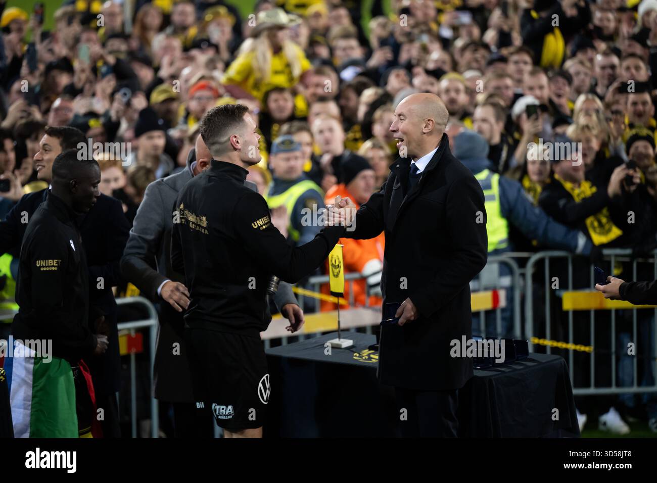251109 Mjällbys Jacob Bergström med svenska fotbollförbundets ...
