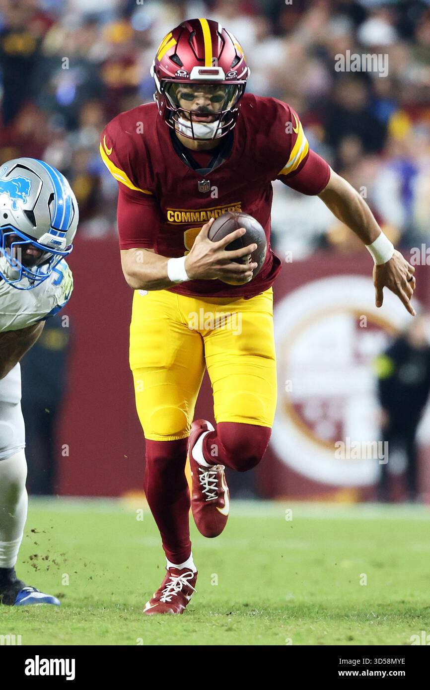 Washington Commanders quarterback Marcus Mariota (8) runs with the ball ...