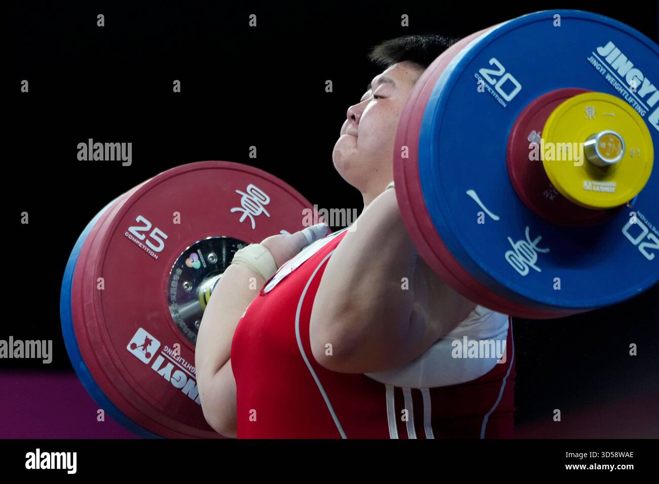 (251114) -- DONGGUAN, Nov. 14, 2025 (Xinhua) -- Sun Yongjie of Liaoning ...